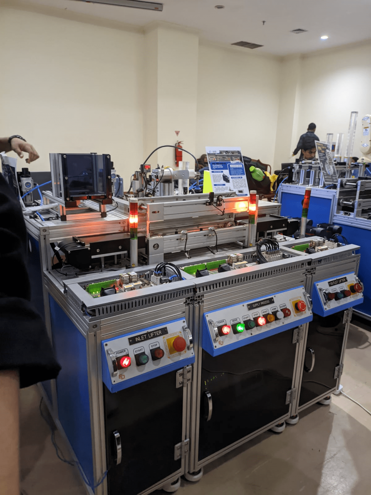 Pamer.in | PBLMK232-37-Pelatihan PLC Level Menengah Menggunakan Inlet Lifter Station