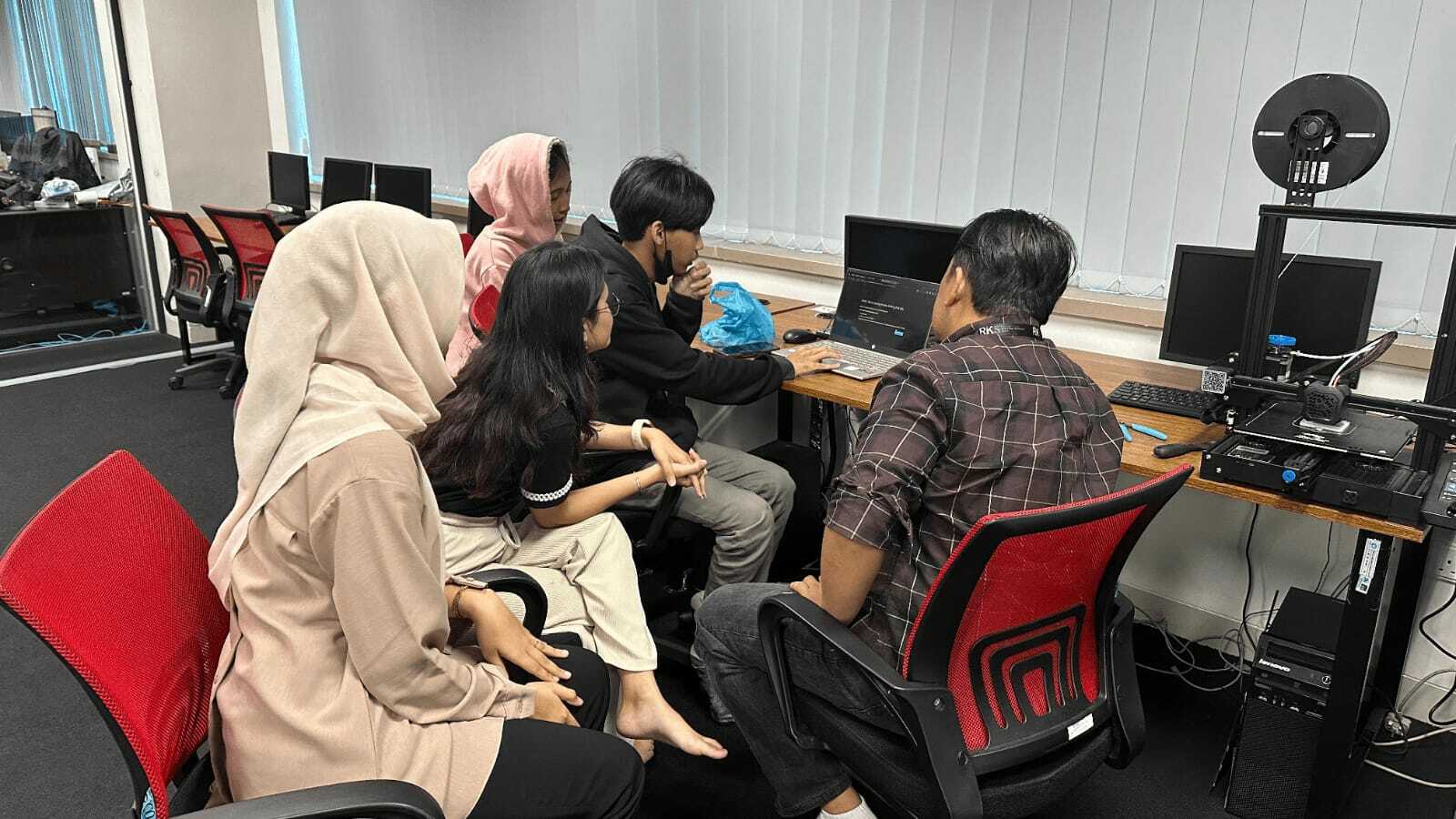 Pamer.in | SwitchBot - Piranti IoT Penekan Sakelar Otomatis